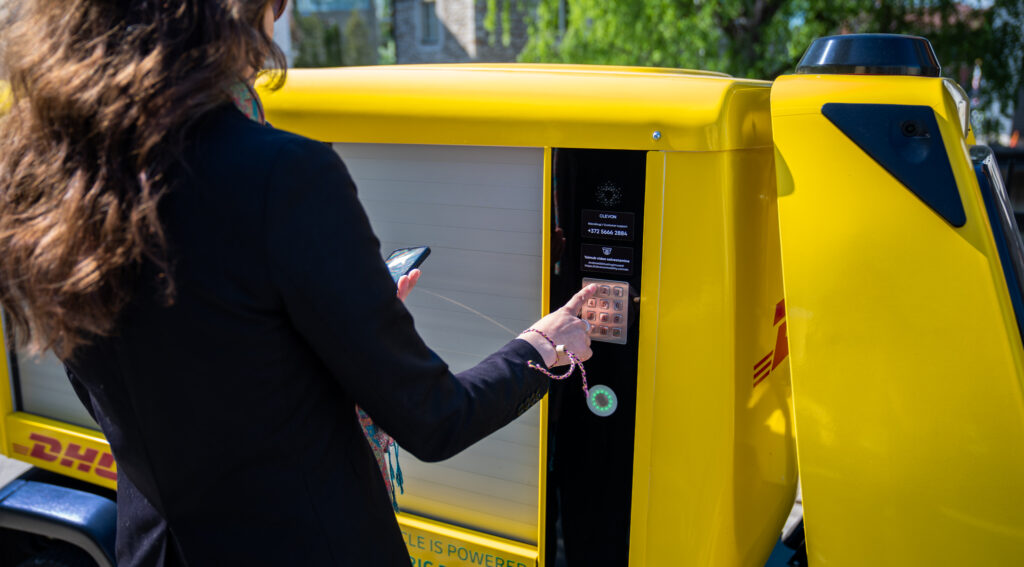 Clevon’s robot delivers nearly 1,500 DHL Express packages | Parcel and ...