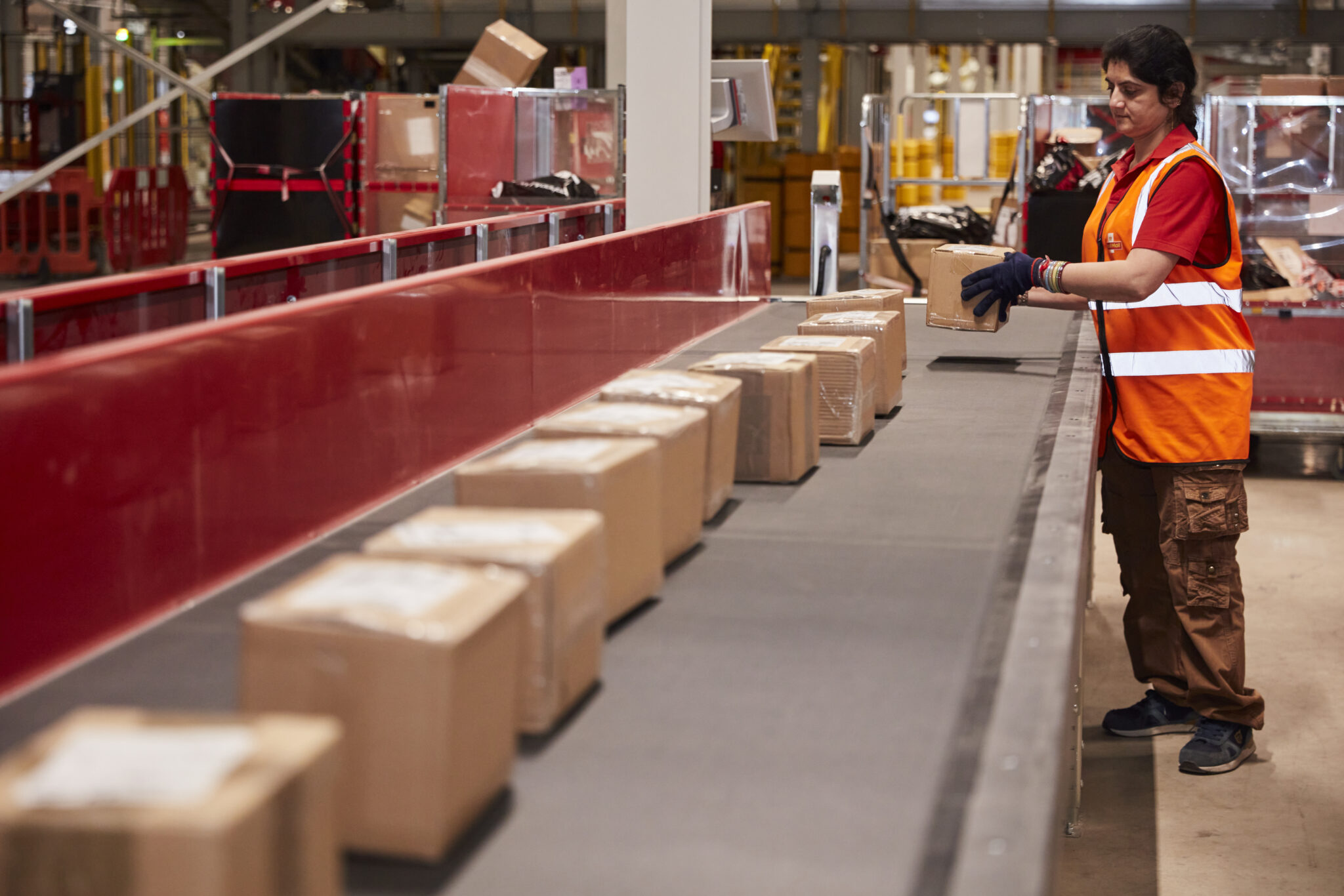Royal Mail’s parcel business scales up to meet demand - Parcel and ...