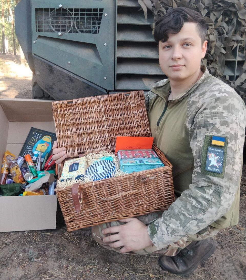 Nova Post delivers food hamper to soldiers on the front line | Parcel ...