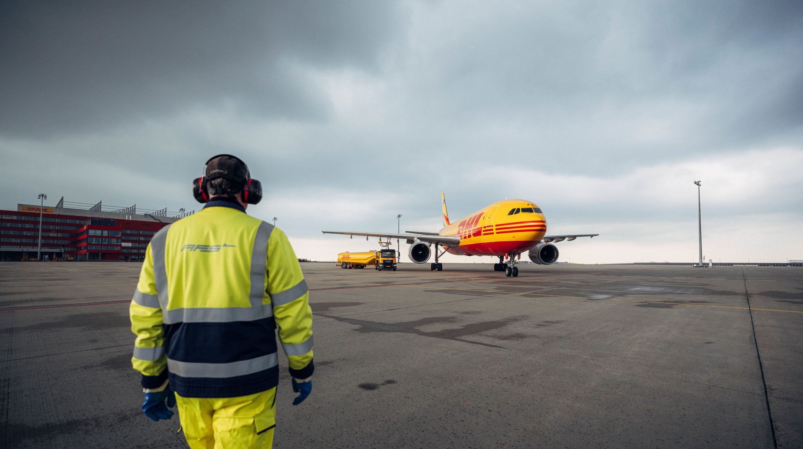 DHL and Shell boost sustainable freight operations in Brussels - Parcel ...
